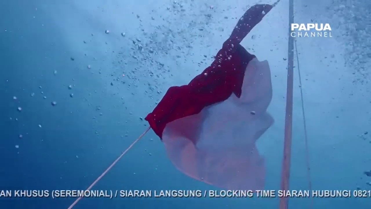 MERAH PUTIH BERKIBAR DI DASAR LAUT TANJUNG KAYU BATU JAYAPURA - Papua ...